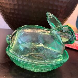 Le Smith | Accents | Vtg 96s Le Smith Green Glass Nesting Rabbit | Poshmark